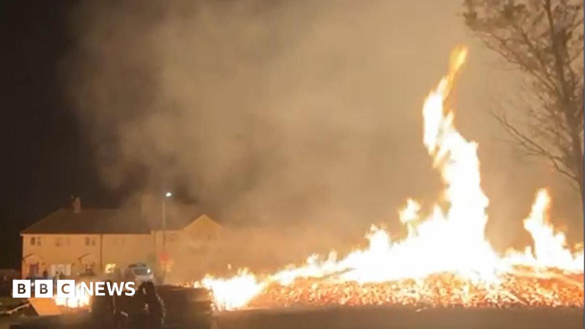 Footage shows huge bonfires lit amid safety dispute - BBC News