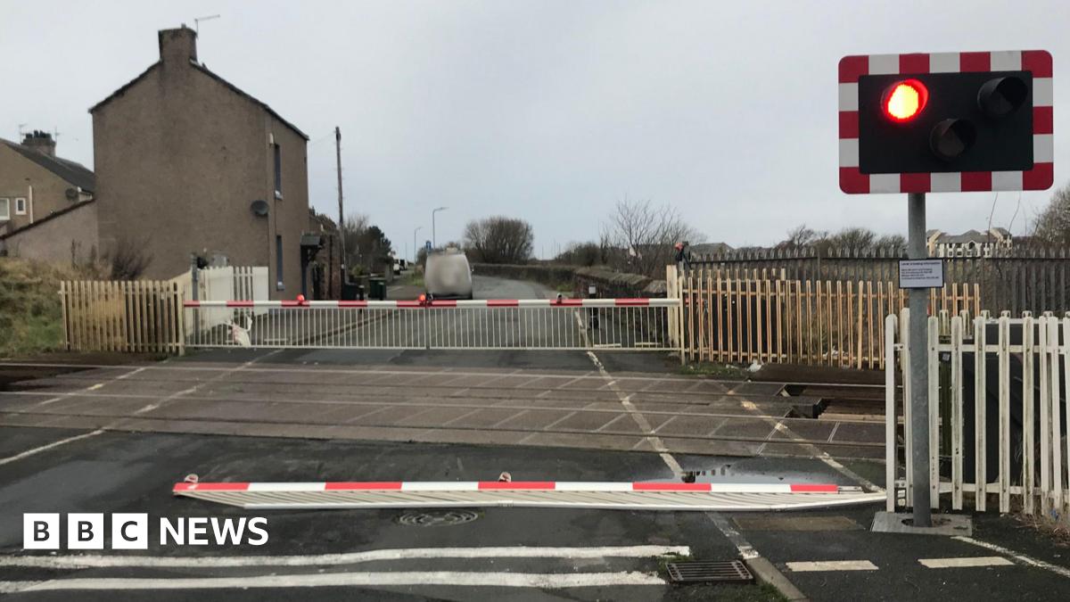 Van drives into Maryport level crossing - BBC News