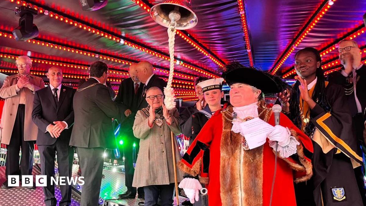 Hull Fair officially opens with ringing of bell on waltzer ride - BBC News