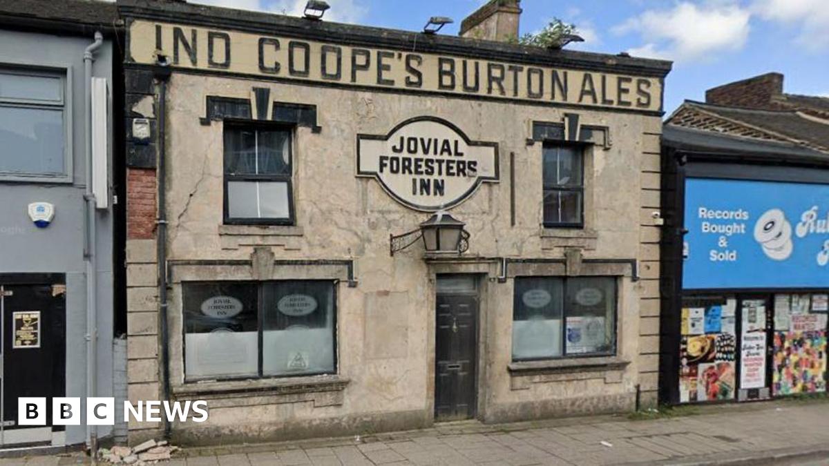 Front of 100-year-old Hanley pub removed over safety fears - BBC News