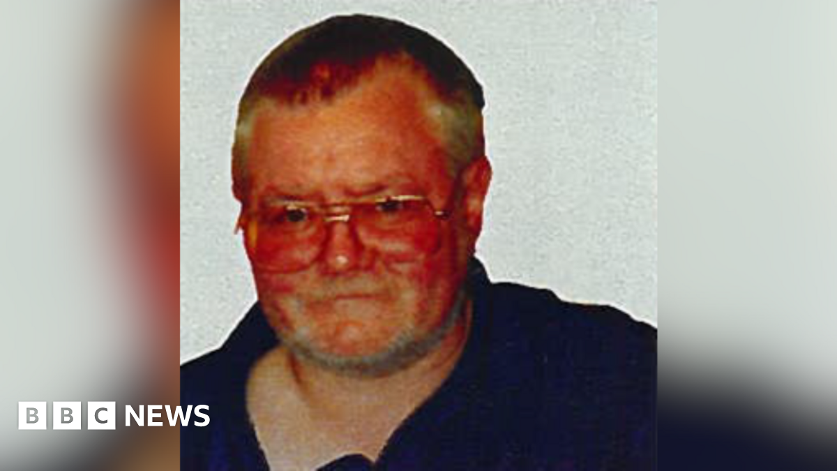Arthur Berryman: Appeal over 'savage' murder on Halloween 2001 - BBC News