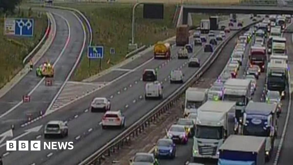 Driver dies after crash at M11 junction near Harlow - BBC News