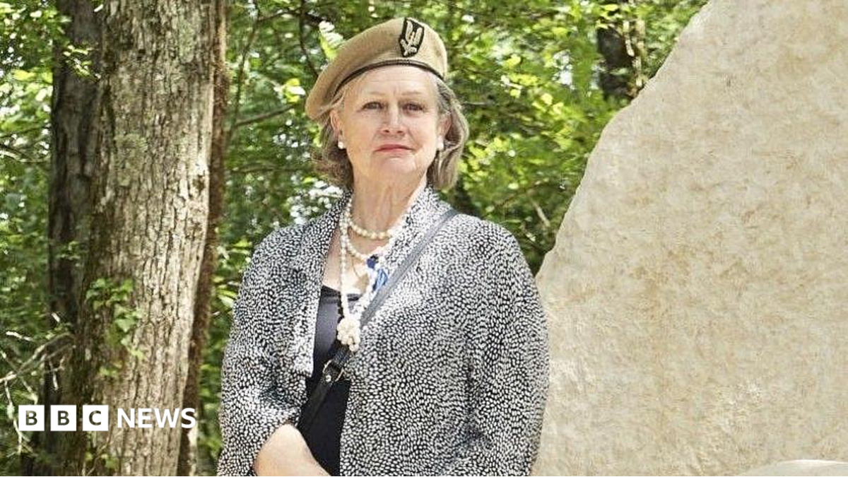 Dorset: Survivor's daughter honours men lost in SAS tragedy - BBC News
