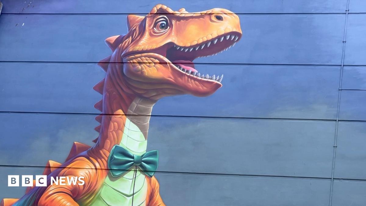 Chelmsford: Dragons and dinosaurs take over city centre - BBC News