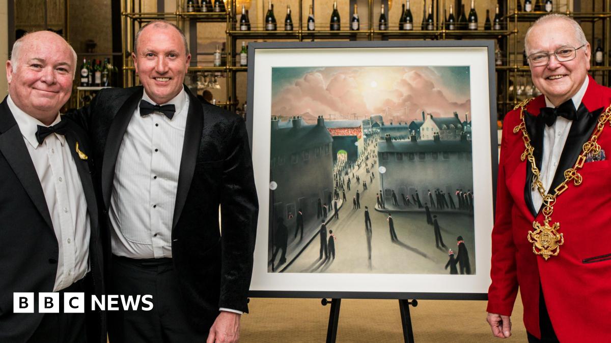Middlesbrough artwork raises £11,000 for Teesside charities - BBC News