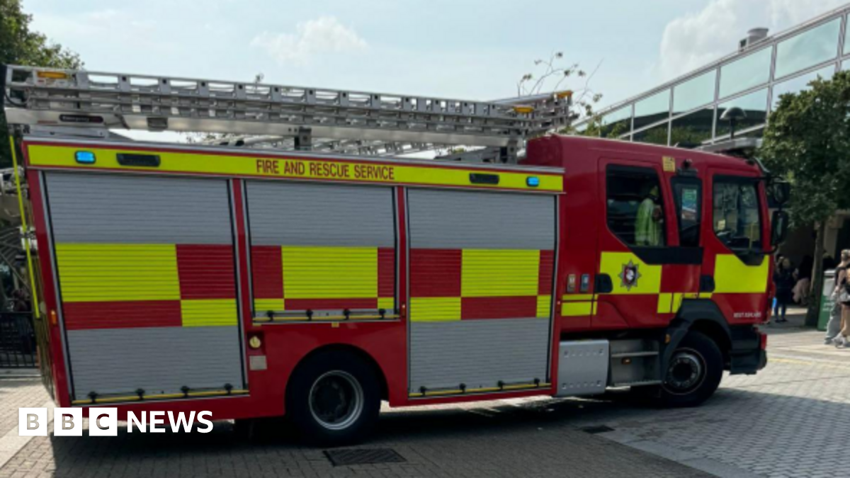 Milton Keynes shopping centre evacuated after fire - BBC News