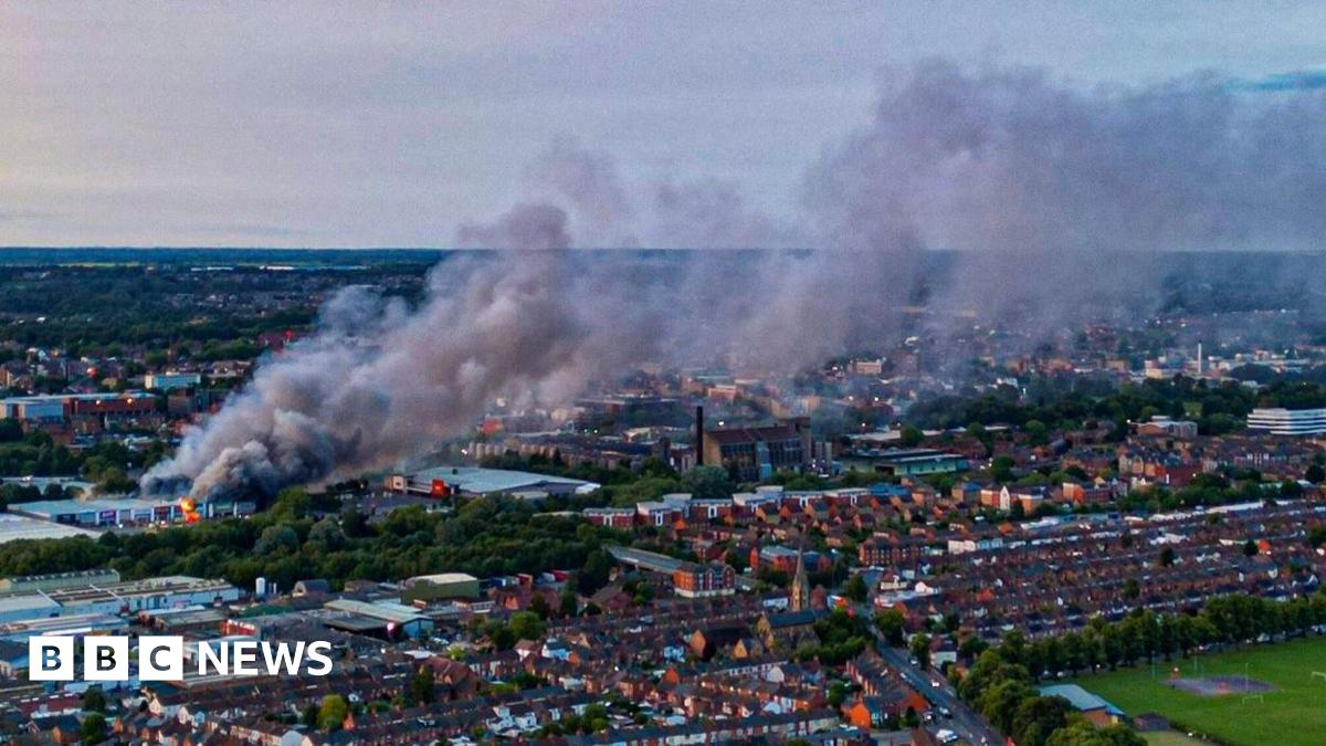 Northampton retail park fire sees three arrested - BBC News