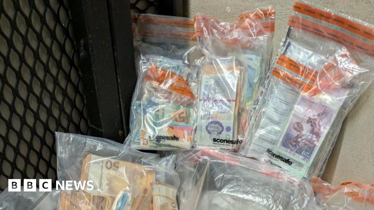 Drugs and £250k cash seized in Cloughoge outside Newry - BBC News
