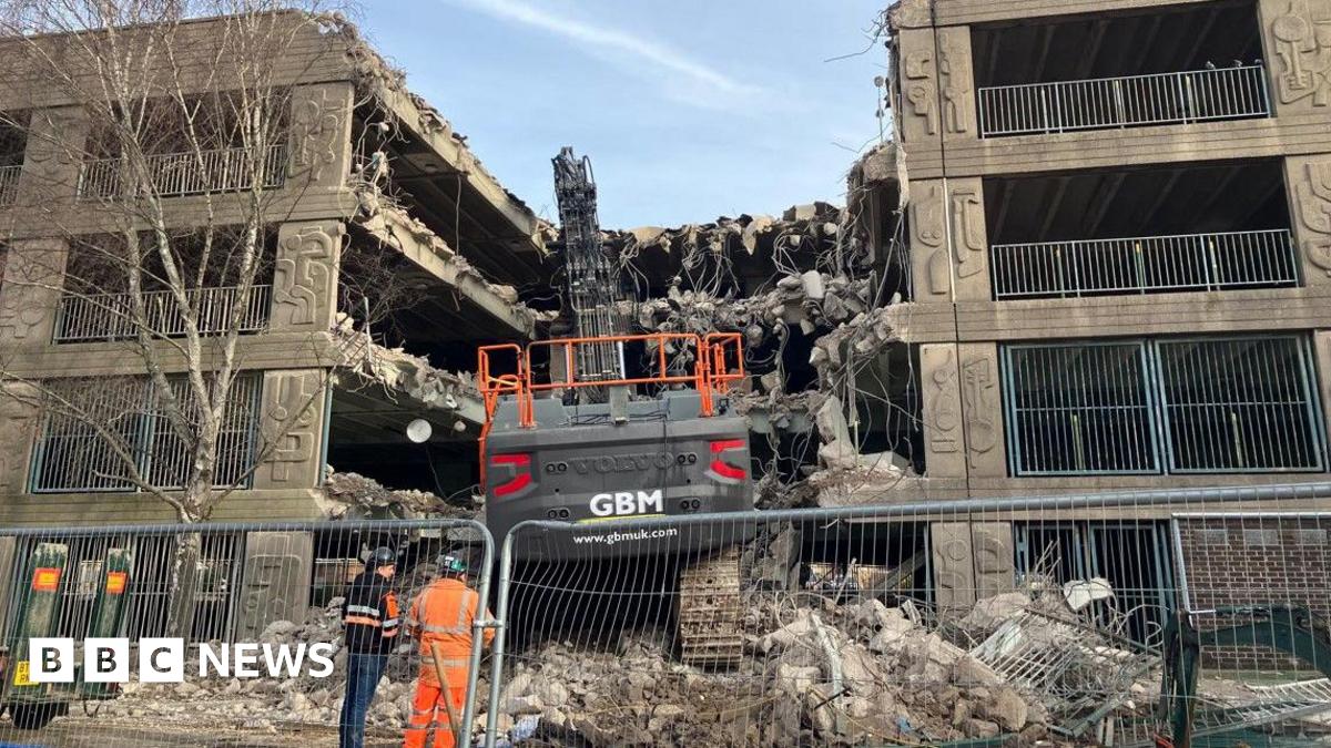 Grimsby's Abbey Walk car park art may be saved, council says - BBC News