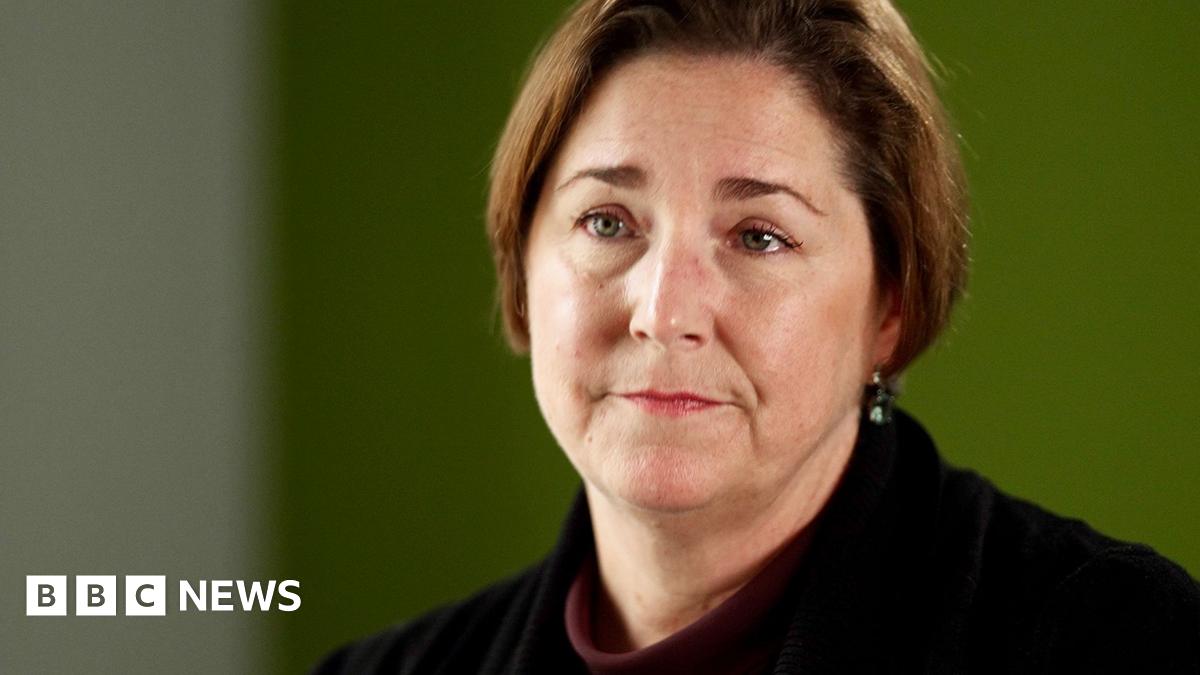 Social workers 'must be taught' to spot controlling behaviour - BBC News