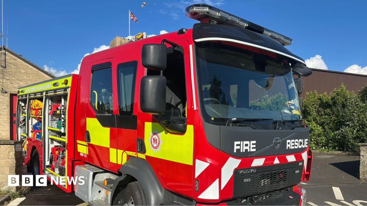 Man dies in Wincanton flat fire - BBC News