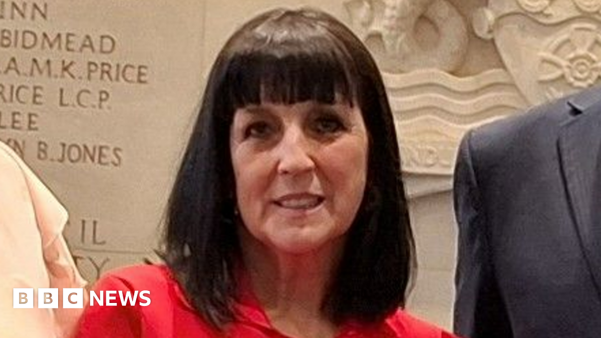 Thurrock Council elects Labour leader Lynn Worrall - BBC News