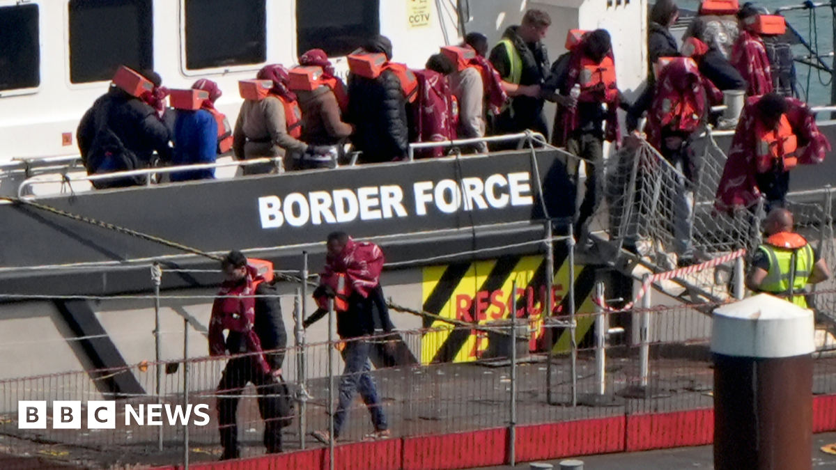 Migrant return flights to France set to start next week - BBC News