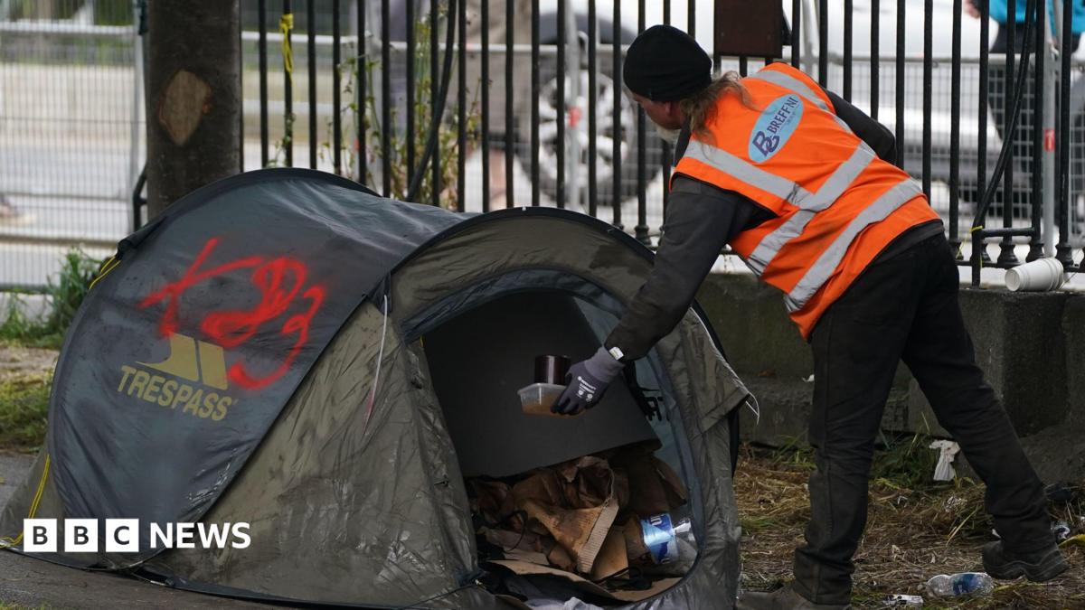 Migrant tents removed from Dublin's Grand Canal - BBC News