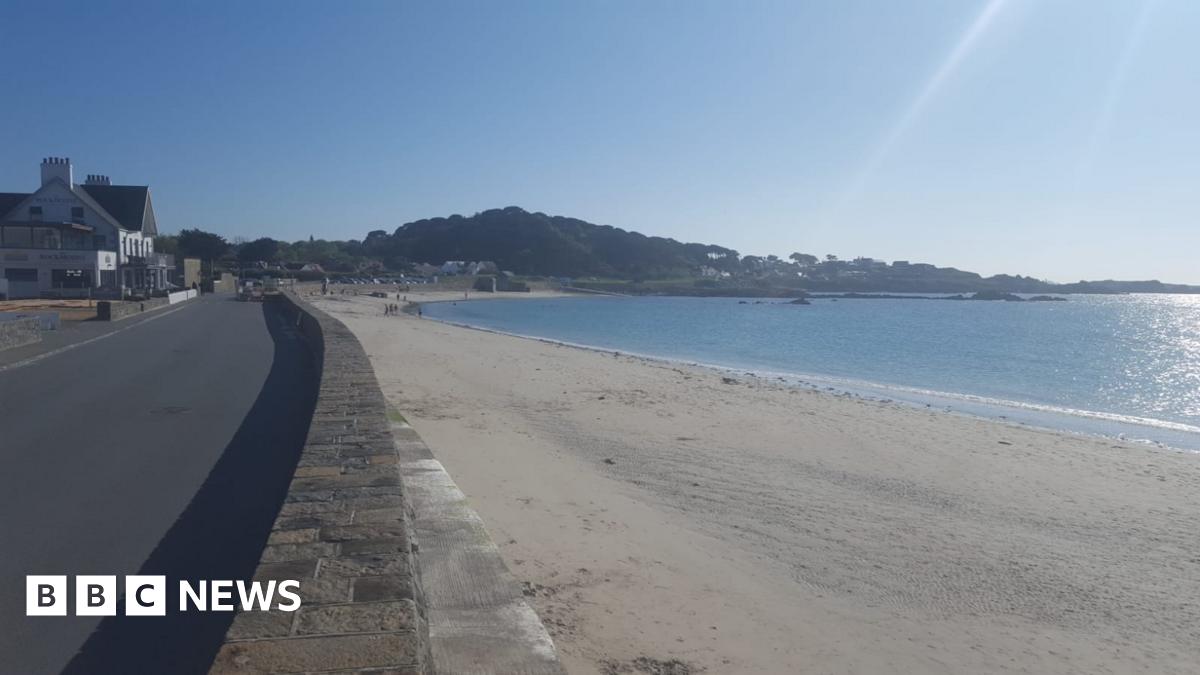Man rescued from Cobo Bay rocks by other swimmers - BBC News