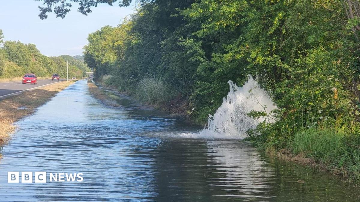 Water returns but A40 traffic measures remain after burst pipe - BBC News