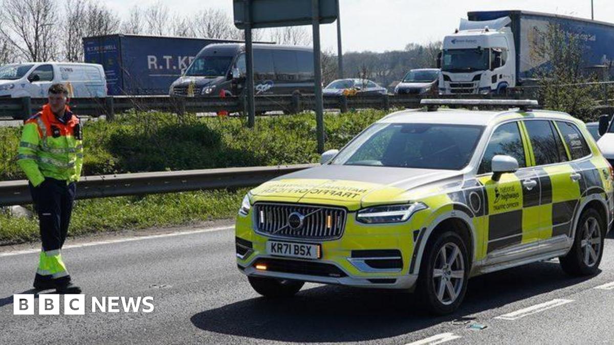 Berkshire: A34 shut after car melts into carriageway - BBC News