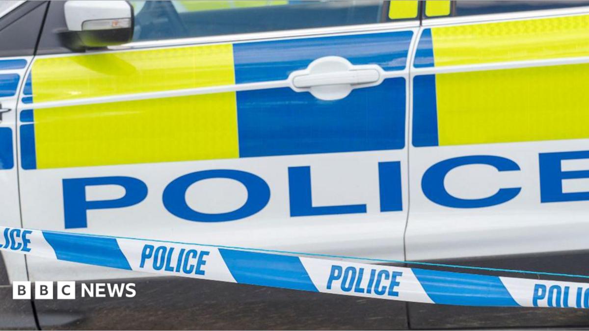 Attempted murder arrest after man injured in Hull stabbing - BBC News