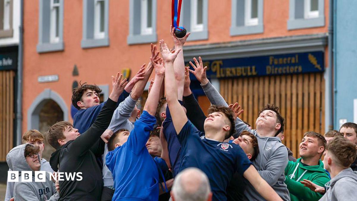 Jedburgh hand ba': Street sport's future is in good hands - BBC News