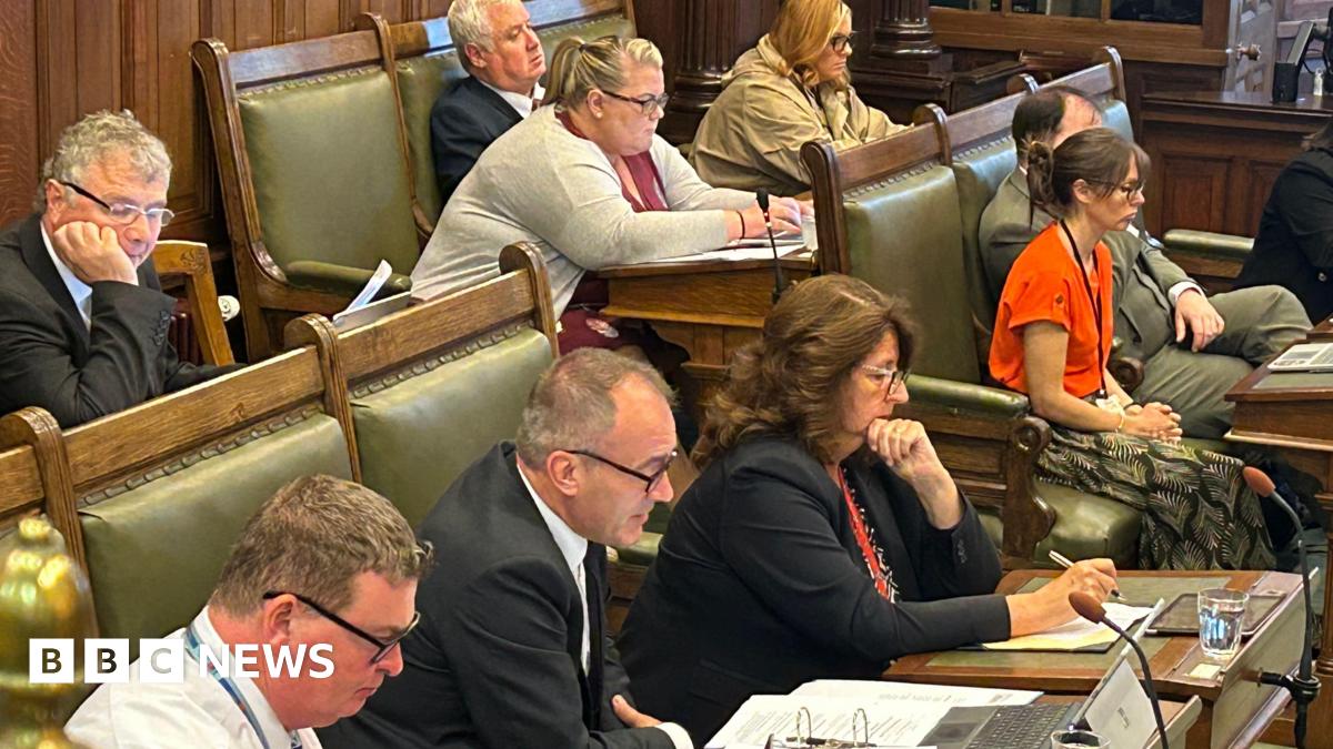 Bid to hold referendum on assisted dying narrowly rejected - BBC News