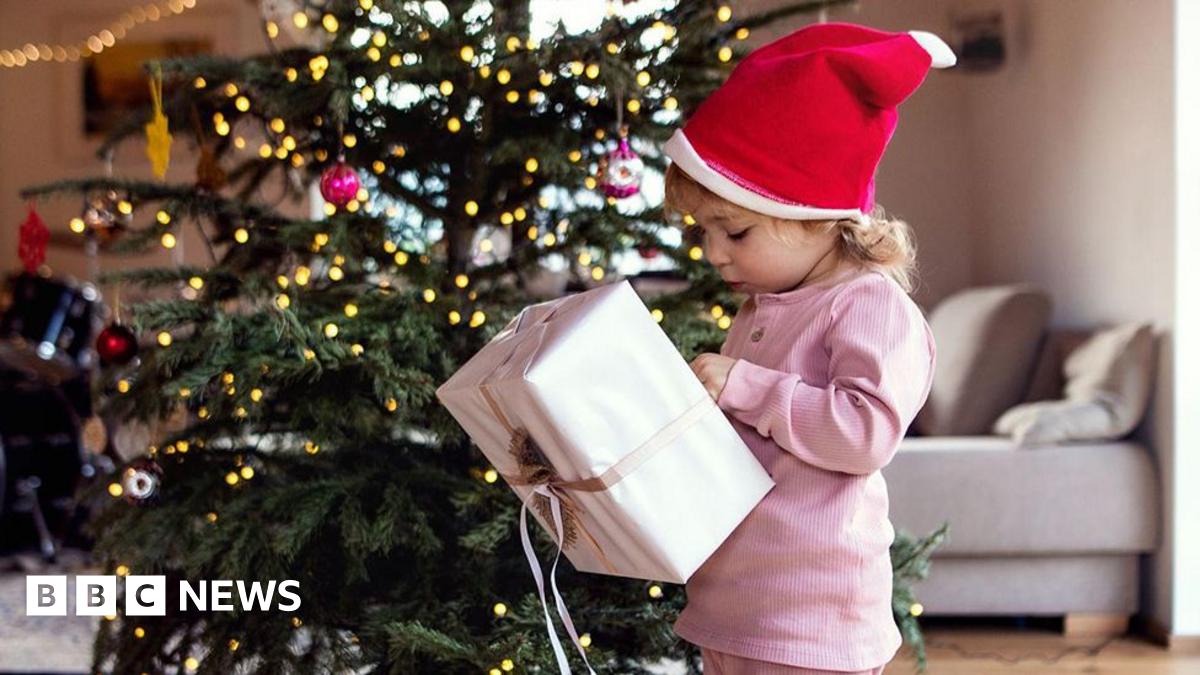Shops rush for Christmas stock as shipping costs surge - BBC News