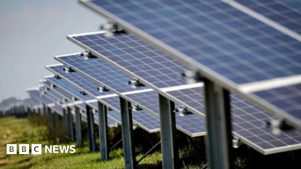 Mallard Pass: Government approves huge solar farm - BBC News