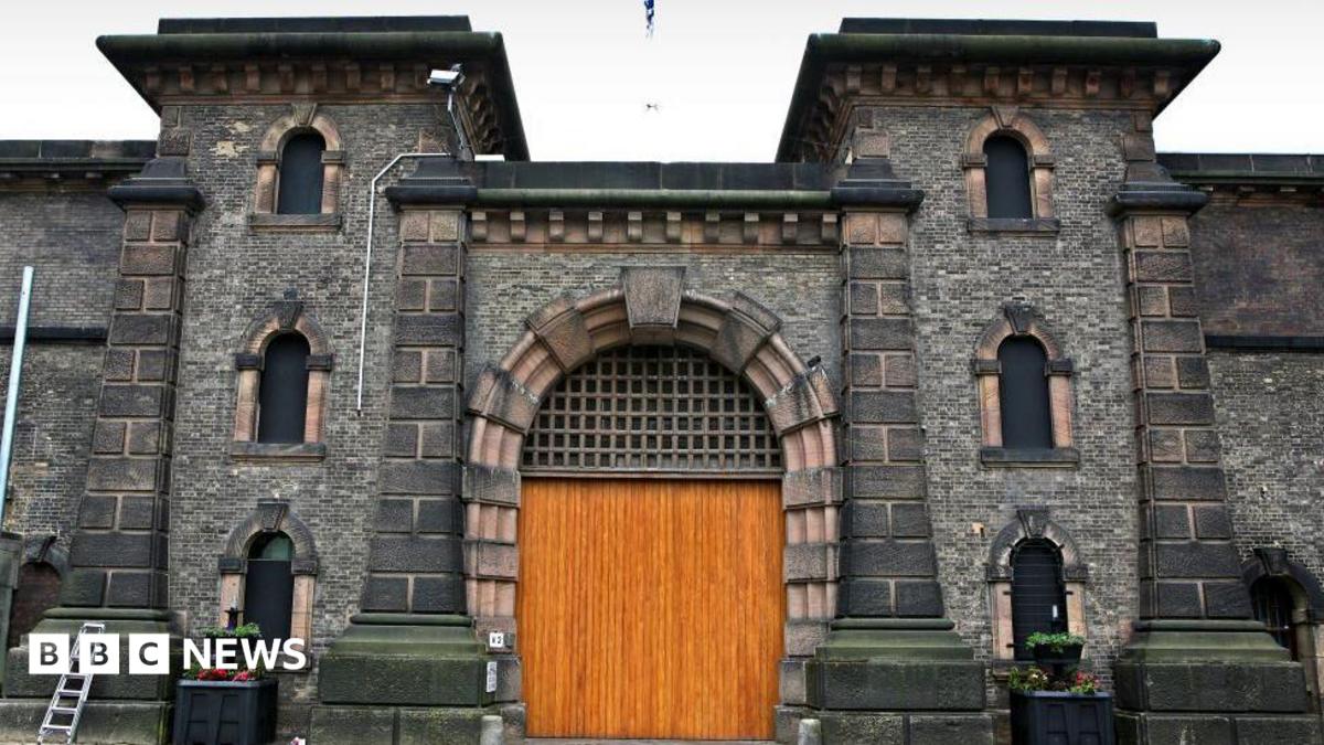 Wandsworth prison's troubled history of overcrowding, escapes and ...
