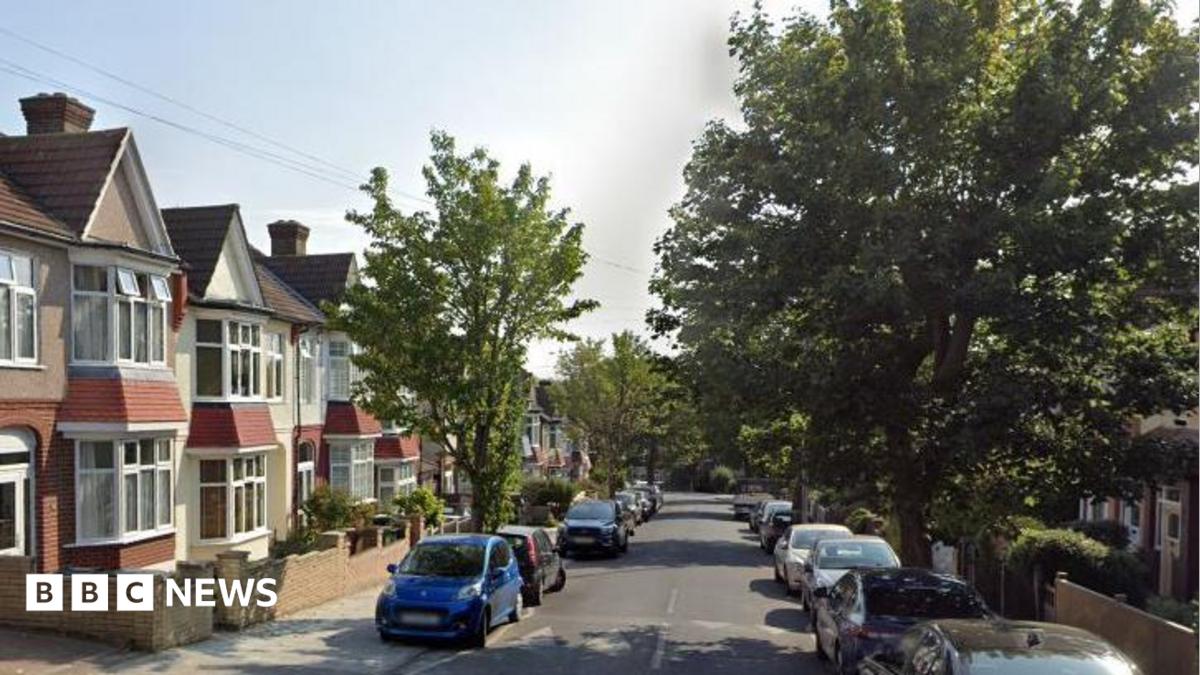 Lewisham: Woman charged with murder after man's body discovered - BBC News