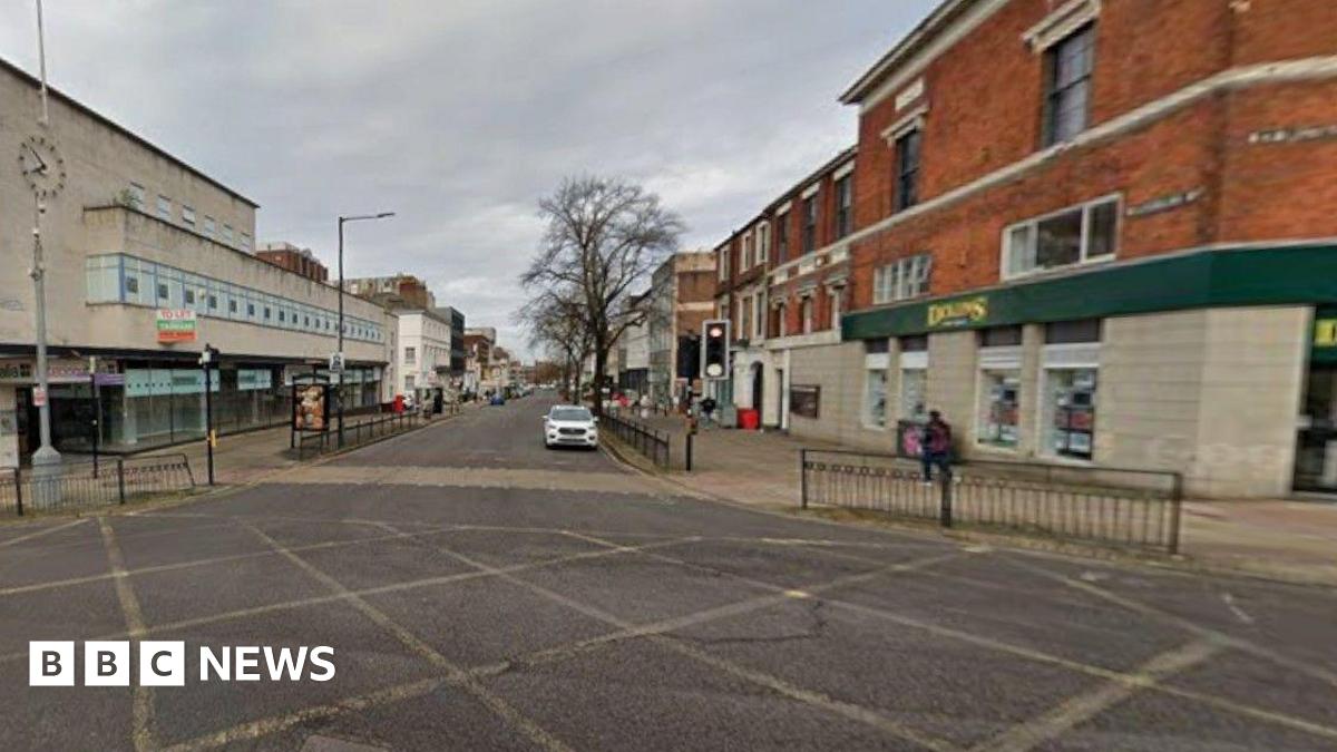 Wolverhampton road closures planned for night resurfacing work - BBC News