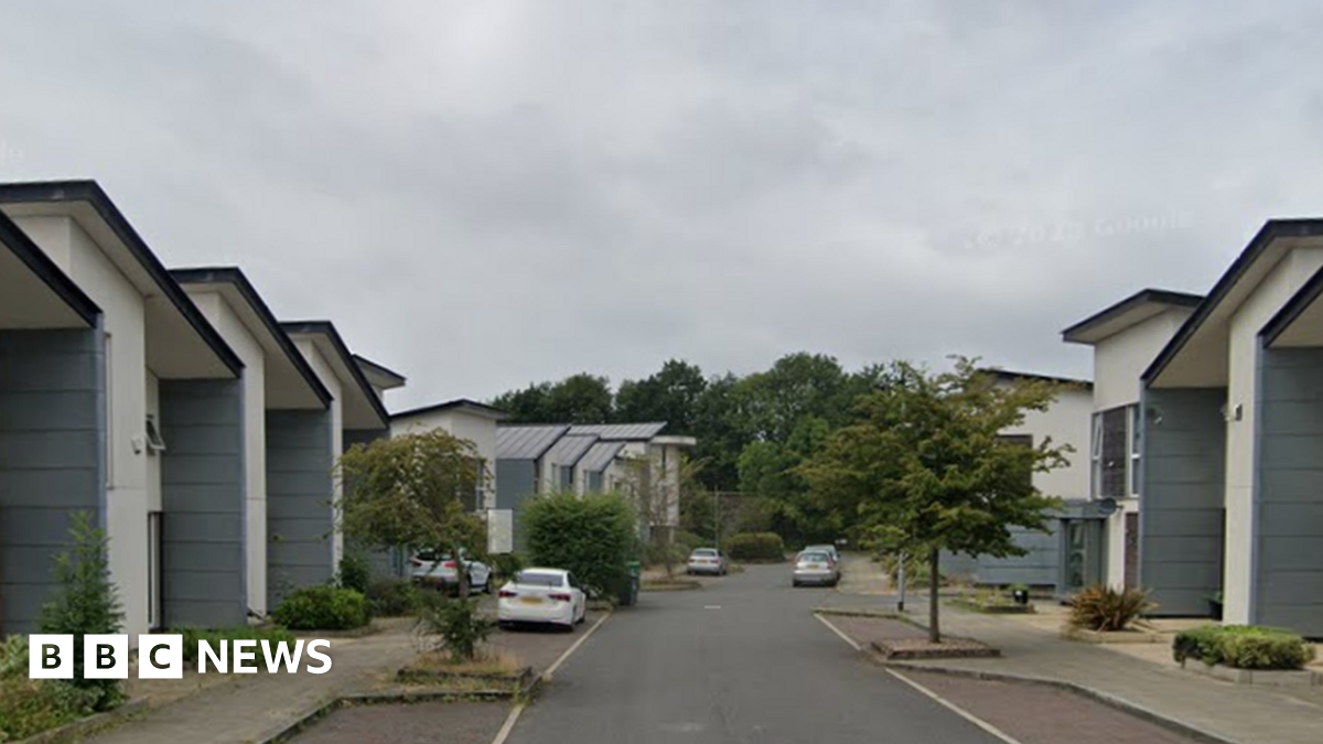 Beswick murder investigation as man 'hit by Land Rover' - BBC News