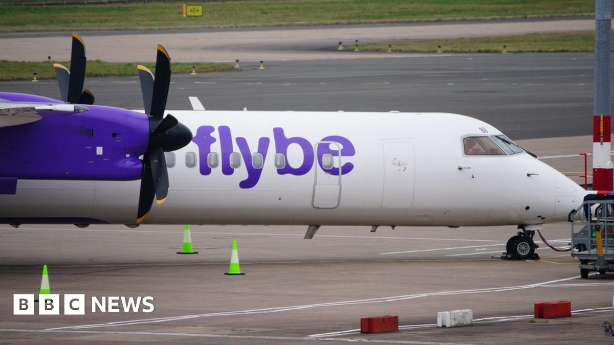 Flybe pilot says company was recruiting day before collapse - BBC News