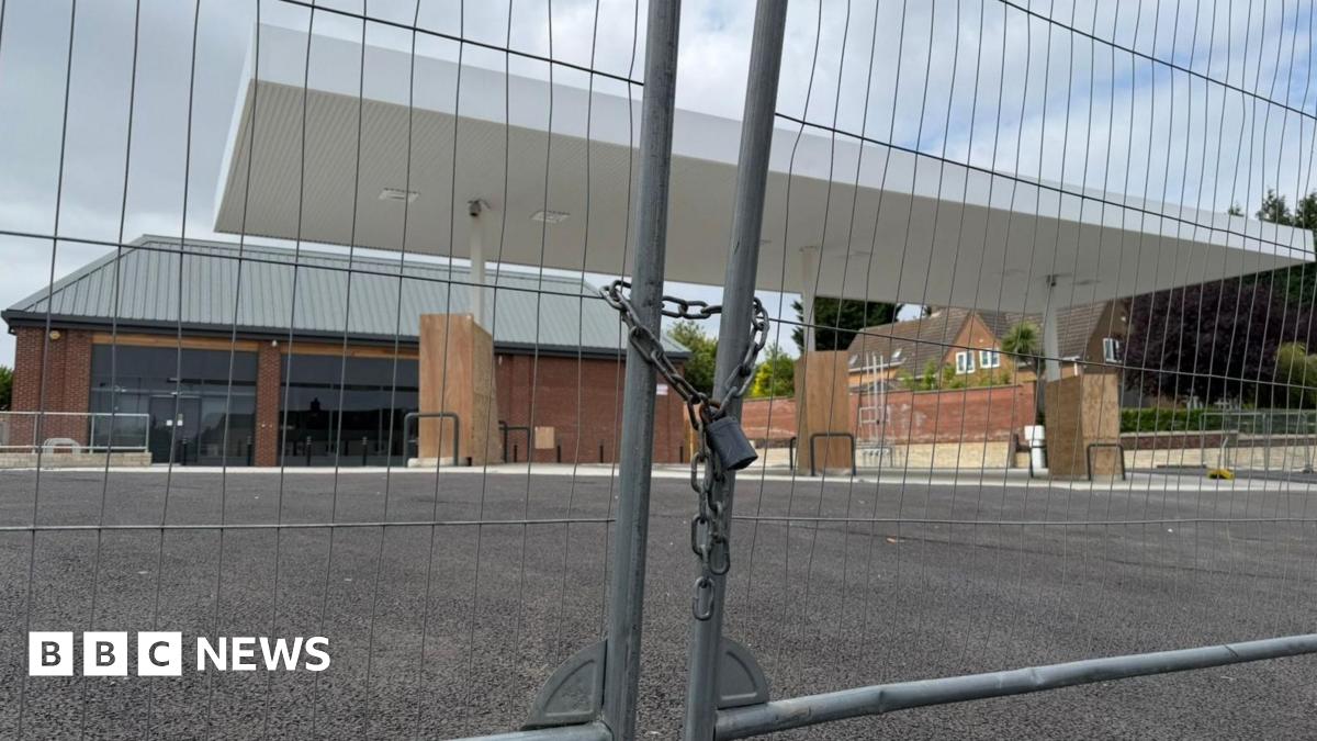 Padlocked petrol station in Horncastle finally set to open - BBC News