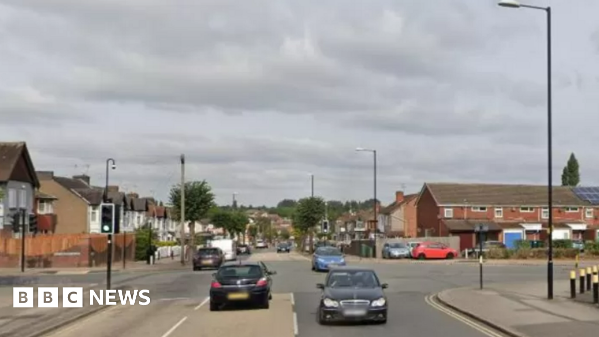 Teenagers charged after hammer attack in Coventry - BBC News