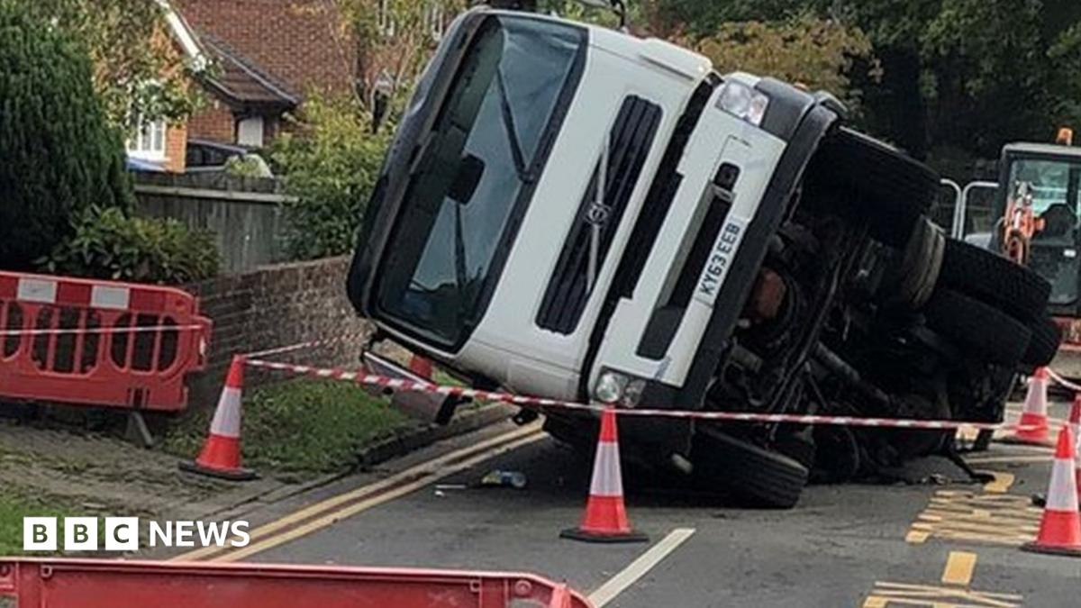 Primary school reopens after Thames Water lorry fell in sinkhole - BBC News