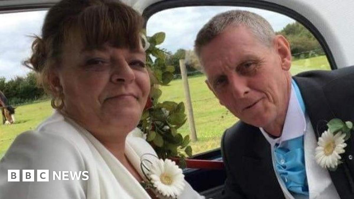 ‘We wore elf slippers for mum’s Christmas at hopsice’ - BBC News