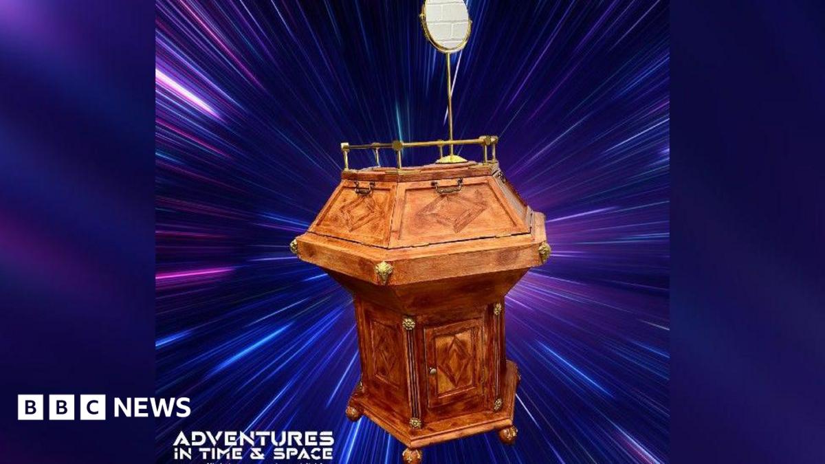 Peterborough museum displays Doctor Who Tardis console - BBC News