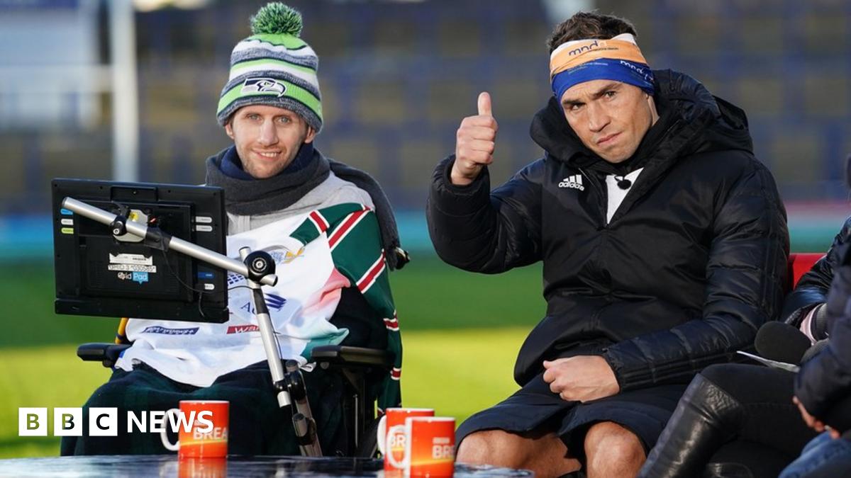 Rob Burrow and Kevin Sinfield inspire 100km charity walk - BBC News