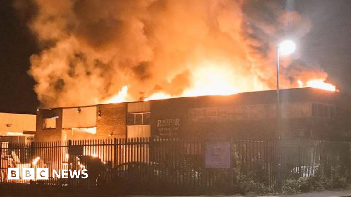 West Coast main line: Long delays after Harrow fire - BBC News