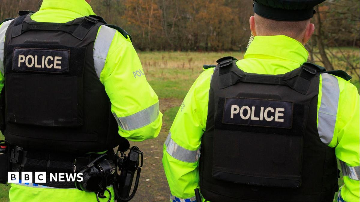 Newry: Four police officers injured in attack - BBC News