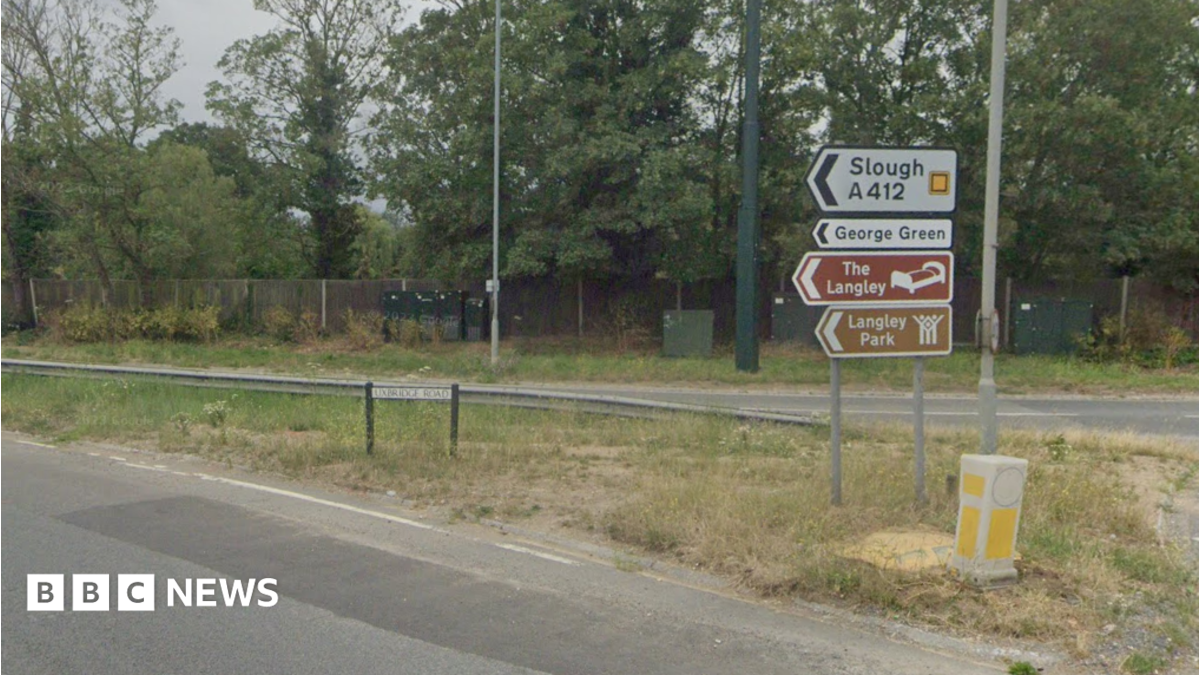 Slough: Man threatened with machete in car theft - BBC News
