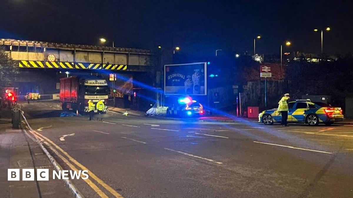 Cardiff: Cyclist dies after crash with lorry - BBC News