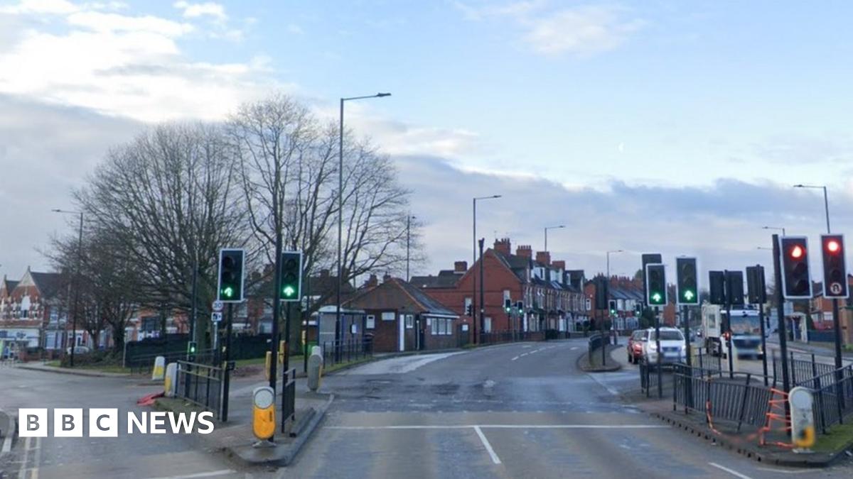 Doncaster: Man, 73, dies after car hits central reservation - BBC News