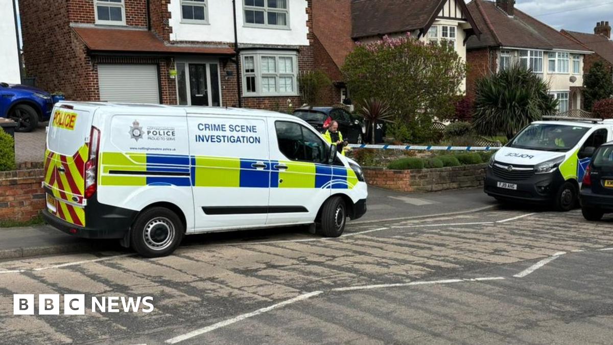 Nottingham: Murder arrest after woman found dead - BBC News