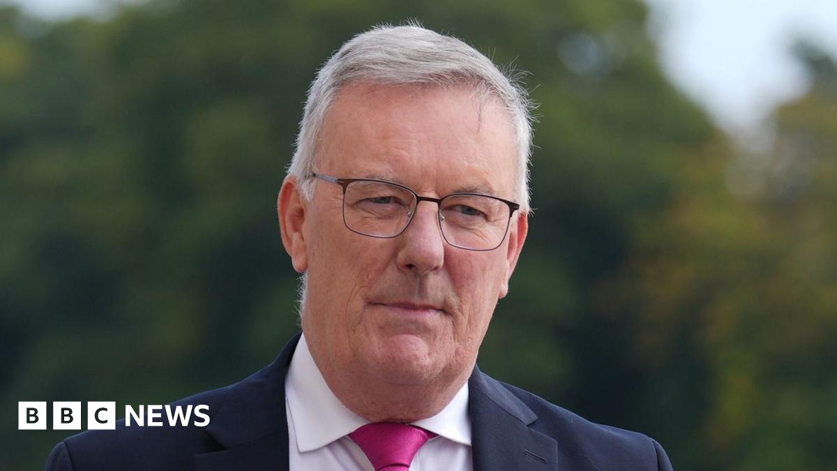 Mike Nesbitt to reveal plans for hospital network revamp - BBC News