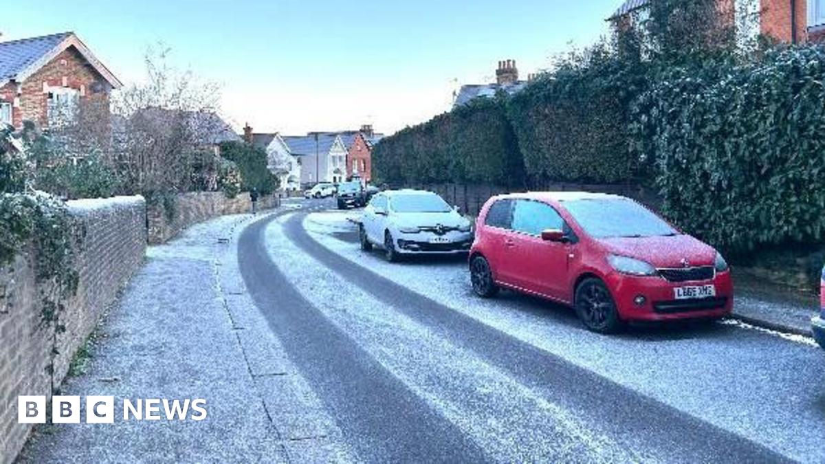 Snow settles in Surrey amid cold weather alert - BBC News