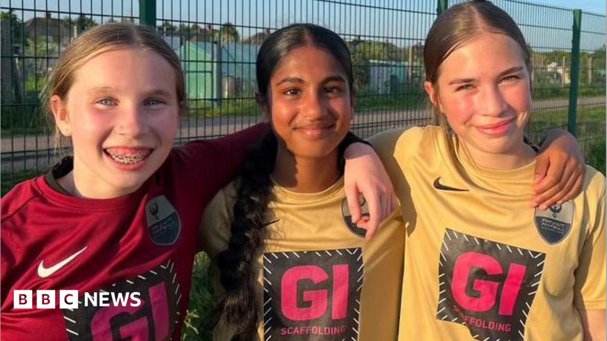 Bedford girls football team beat boys to win league title - BBC News