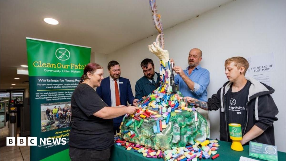Litter pickers use disposable vapes to create sculpture - BBC News