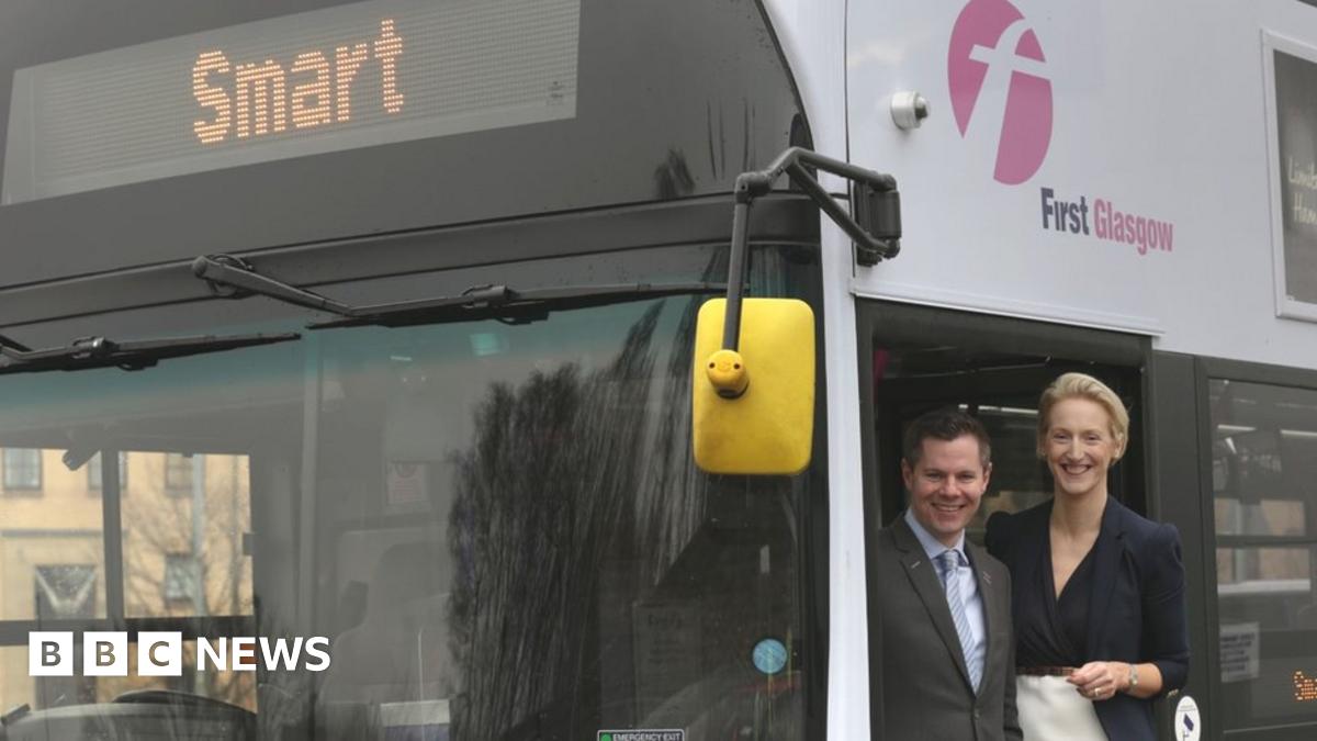 Scottish bus firms in smart ticketing pledge - BBC News