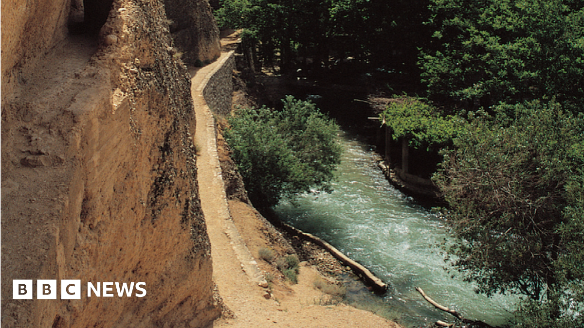 Syria conflict: The biblical river at the heart of a water war - BBC News