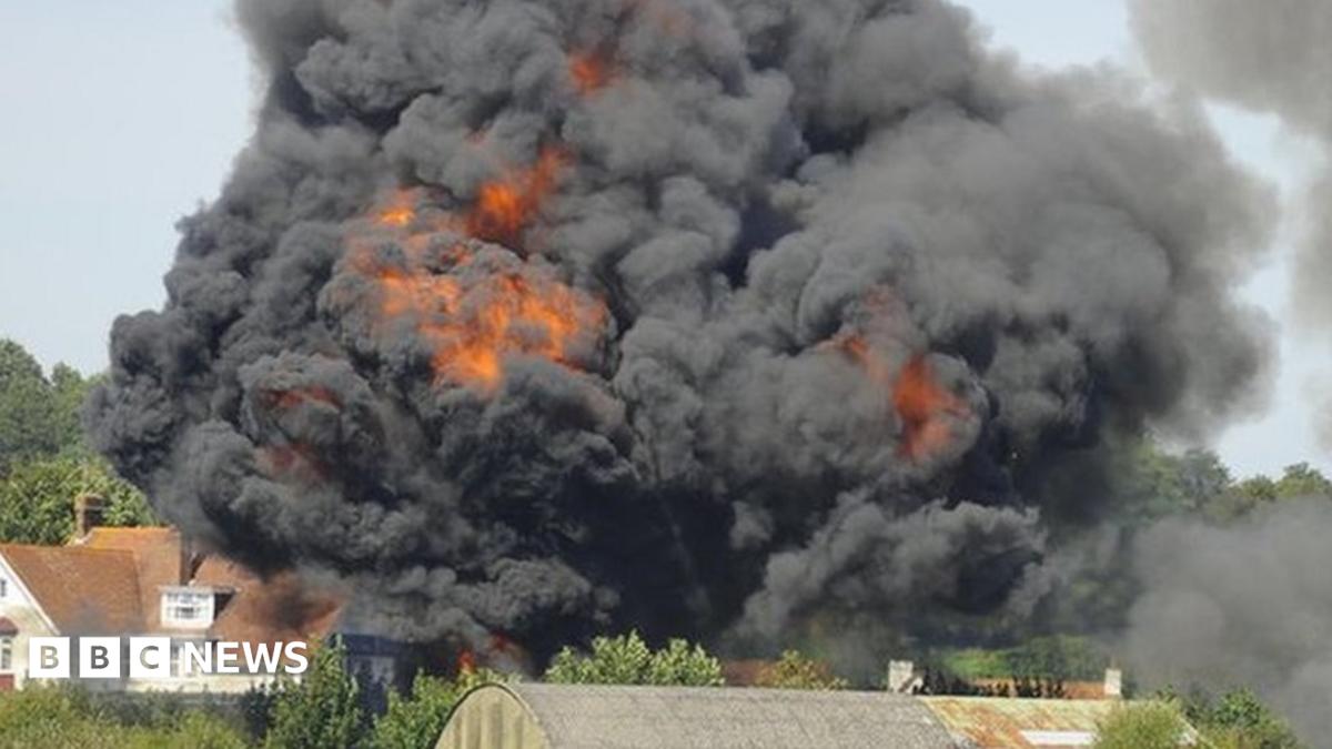 Shoreham air crash officers 'filmed selfies' - BBC News